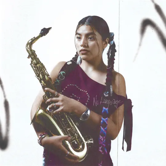 ジャズに魅了され南米ペルーからロンドンへ。新進気鋭女性サックス奏者Allexa Nava、圧倒的才能を確信するデビュー作│Musica Terra